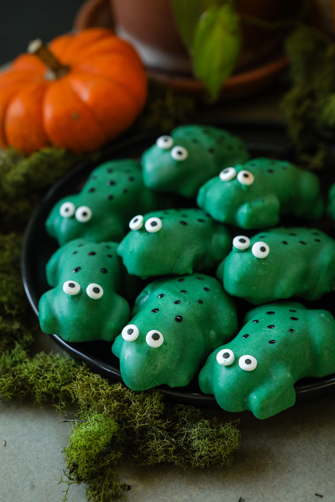 Frog Cake Pops - Sugar Maple Farmhouse